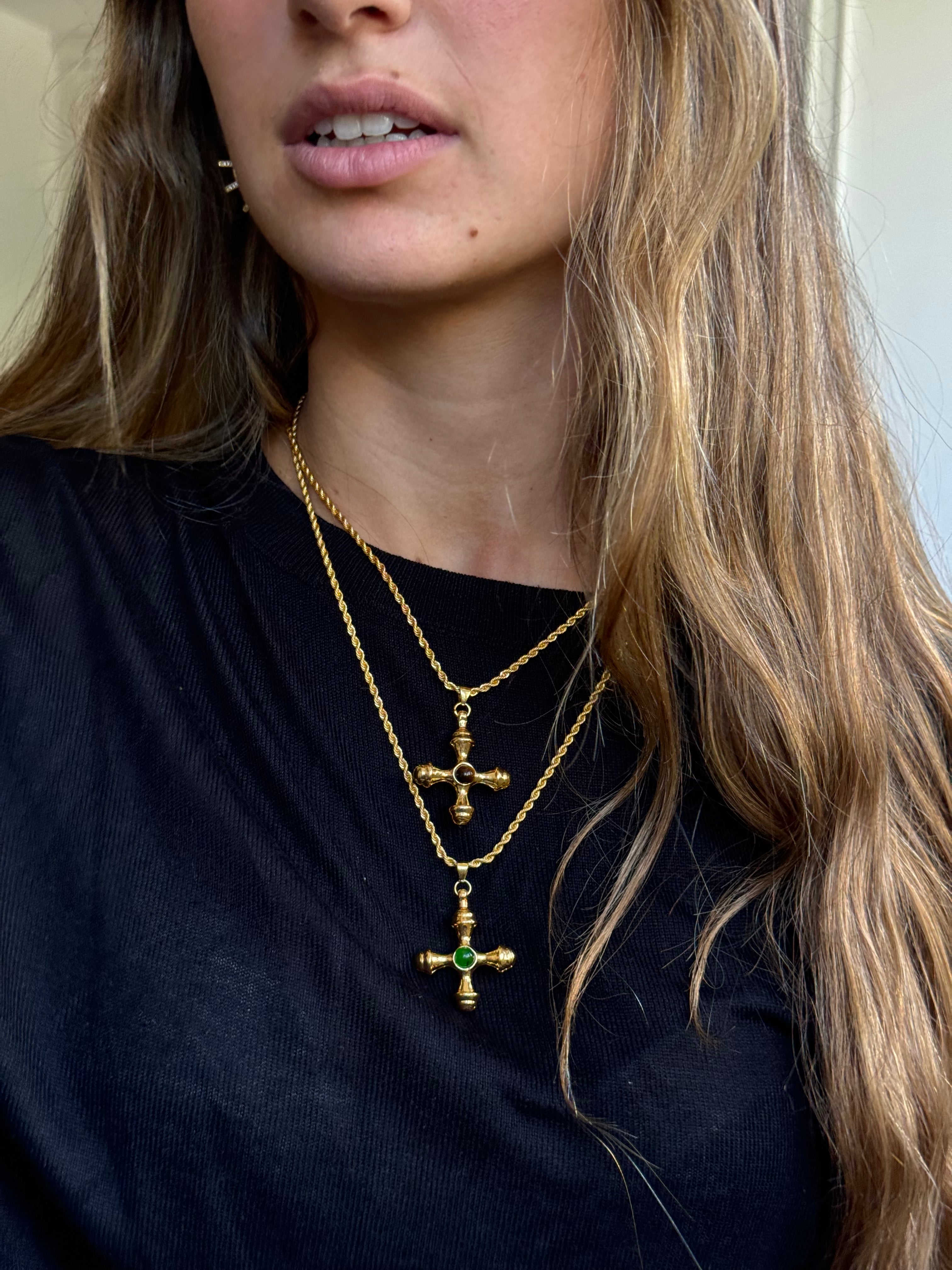 Cruz Molly Esmeralda – Ane & Grace - Joyas que crean momentos inolvidables